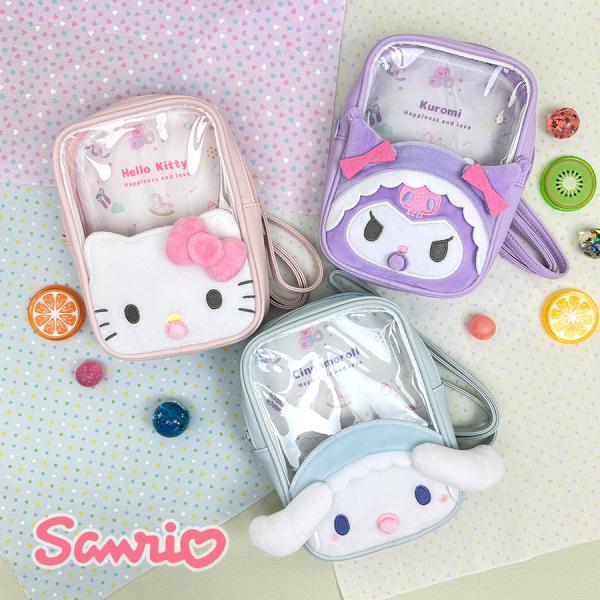 ■75131 サンリオキャラクターズベビー クリアショルダーポーチおしゃぶりをくわえたキティ クロミ シナモンのぬいぐるみ素材のデザインが可愛い縦型ショルダーバッグ。クリア素材なので中身が見えて、推し活にもおすすめ。内装もとってもかわいい総...