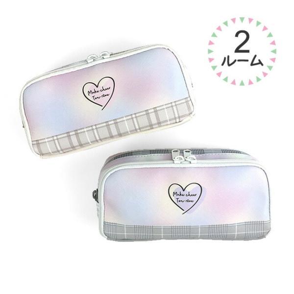 レインボーカラーにハートマークがかわいい角マチポーチ！チェック柄のファスナー＆部分使いがアクセント♪マチが広くてたっぷり収納できるので、メイクポーチやペンケースなど使い方いろいろです。フルオープンのフロントポケットも使いやすい♪プレゼントに...