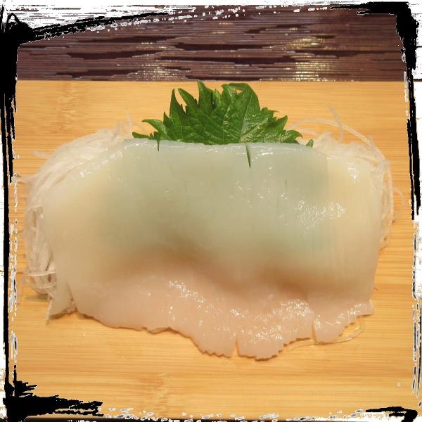 国内産のいかそうめんです。いか本来の食感と、旨みをお楽しみください。お刺身で醤油にわさびや生姜を添えてお召し上がりください。冷しソーメンのように、めんつゆに大根おろし、生姜、ねぎ等の薬味を添えてもおいしくお召し上がり頂けます。