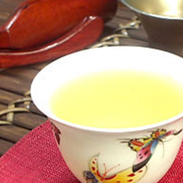 阿里山茶とは、標高1000〜1300mほどの阿里山にある茶区で採れた茶葉のこと。この一帯は朝晩と気温の差が激しく、霧や雲も多く日光も当たりずらい…でも、こんな厳しい環境にだからこそ、甘みの成分を多く含んだ茶葉が育ち、花のような香りと、すがす...