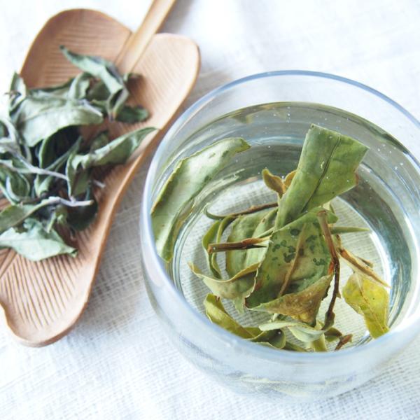 超レアな台湾産の白茶です。台湾茶の持つ華やかな香りと繊細な白茶の味が絶妙にマッチ。日本ではほとんど見かけない稀少なお茶です。原産国：台湾 内容量：20g ■グラスで淹れる場合 1)　熱湯をグラスに注ぎ(180ml程度)、３ｇ程の茶葉を入れま...