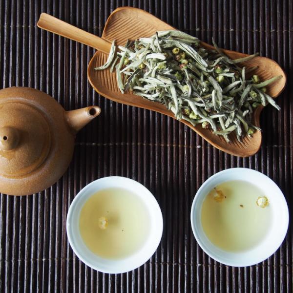 美容の白茶 × 梅花の吉祥茶・希少な白毫銀針に、縁起の花「梅」をブレンド。 原産国：日本 内容量：30ｇ　原材料：白茶(中国産) 、梅花 賞味期限：出荷日より365日以上のものをお届け