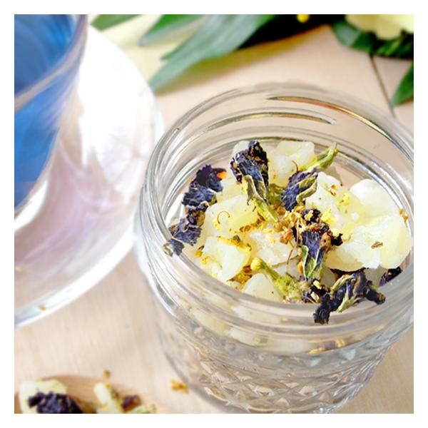 4種類のフルーツとハーブ入りの実もそのまま食べられるフルーツティーです。色が変わる青いハーブ・バタフライピーとドライパインをミックスしています。＜原材料＞ドライパイン(タイ産)、バタフライピー、キダチアロエ、桂花、香料(パイナップル・ココナ...