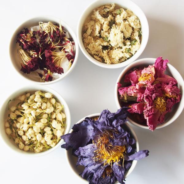 商品名：香る花茶　スズラン原材料：ジャスミン花（中国産）、スズラン香料内容量：40ｇ加工国：日本商品名：香る花茶　牡丹原材料：牡丹花（中国産）、ボタン香料内容量：50ｇ加工国：日本商品名：香る花茶　菊花原材料：菊花（中国産）、キク香料内容量...