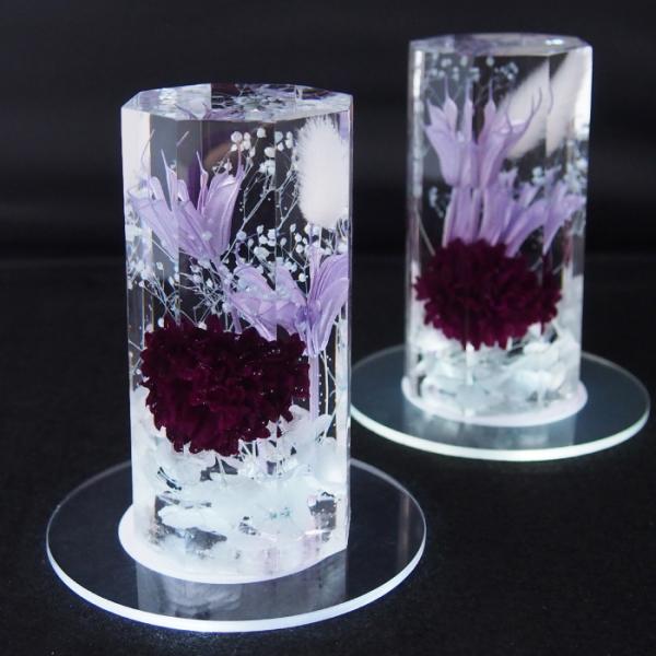 到着日をご指定ください。   クリスタルハーバリウム 供花アレンジ　光が当たるとお花がより美しく見えます。お部屋や玄関などのインテリアにもぴったり。ちょっとしたプレゼントにも最適です。クリスタルハーバリウムサイズ：直径5.2cm × 高さ1...