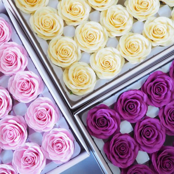 石けんで作られたお花・ソープフラワー。バラの形のソープフラワーです。  バラヘッドのサイズ：直径6cm 高さ6cm バラ素材：石けん 原産国：中国   ◆知っておいていただきたいこと ・観賞用の商品です。石けんとしては、ご使用いただけません...