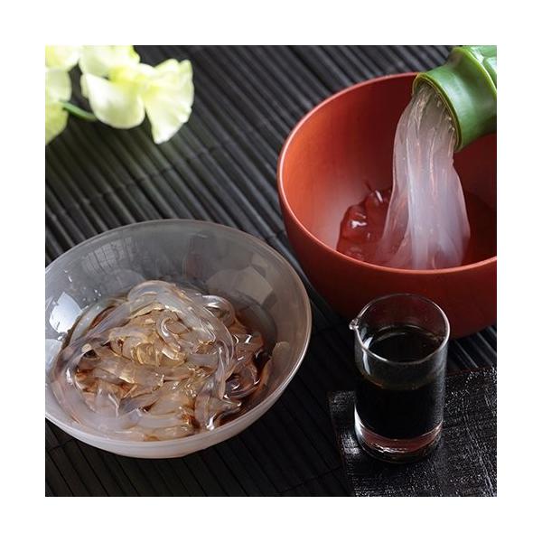 芝田山親方の「全国スイーツ巡業」でもご紹介いただき、毎年大変ご好評いただいている定番のお菓子です。吉野本葛を使ったこしのある葛きりを長竹容器に詰めました。波照間産黒蜜をかけて、作りたての味をご賞味ください。サイズ:300mm × 220mm...