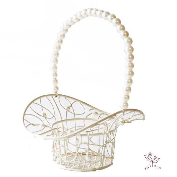 フェイクパールが散りばめられたメルヘンな花かごですホワイトアイアンの花器です。様々なフラワーアレンジや、小物入れ、おしゃれな道具入れに【サイズ】横幅約12ｃｍ×奥行約9.5ｃｍ×高さ約15cm※花入れ部内径:約6cm　
