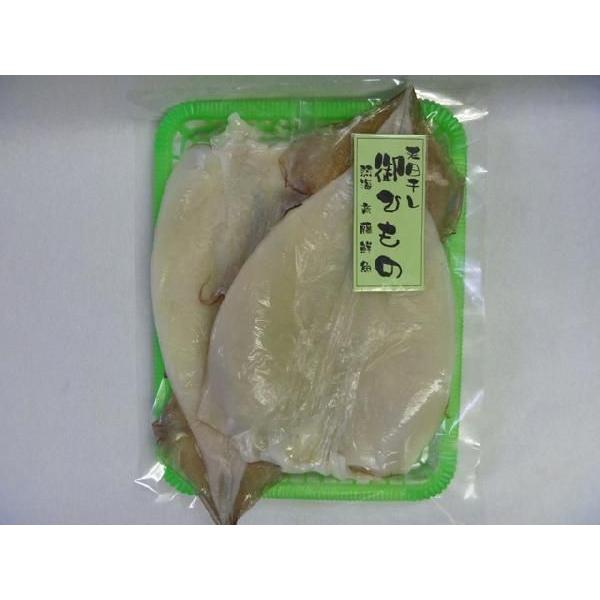 ぷりっぷりの新鮮な真いかを一夜干しにしました。とてもポピュラーながら子供からお年寄りまで幅広い年代の方に食されています。焼いて生姜醤油や七味マヨネーズで召上るもよし、炒め物やフライに活用するもよしと万能食材です！ギフトにも大変人気の商品です。