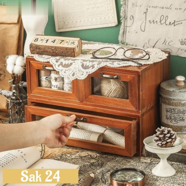 【ポイント】シンプルでかわいい卓上に置ける木製の引き出し。あたたかみのある、アンティーク風仕上げ。シンプルなデザインなので、場所を選びません。細々した日用品をすっきりと収納できます。キッチンやデスク周り、リビングなど様々な場所で使えます。デ...