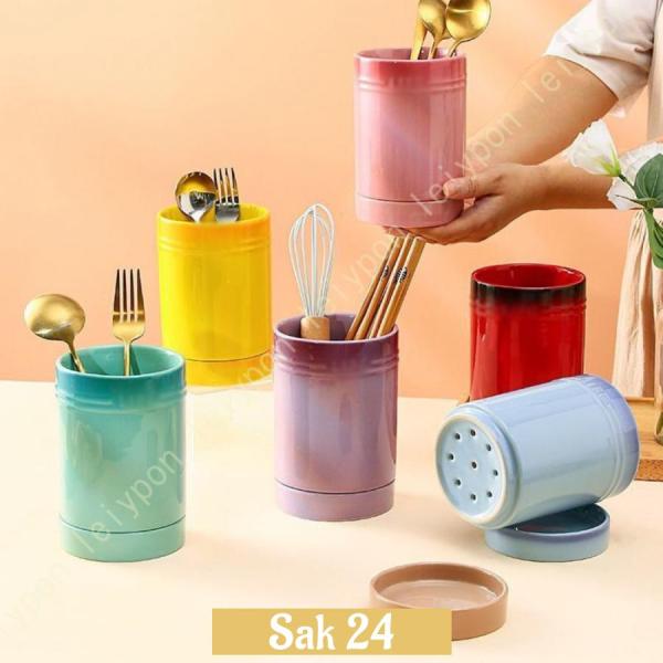 商品の説明オシャレな箸立て【製品】A=約10.4*15.4cm（水受けトレイ付き）。材質：セラミック素材。具体的な製品とサイズは画像の説明を見てください。注意：製品は箸置きに限り、他の撮影品は含まれていません！ 【便利で実用的】どこに何があ...