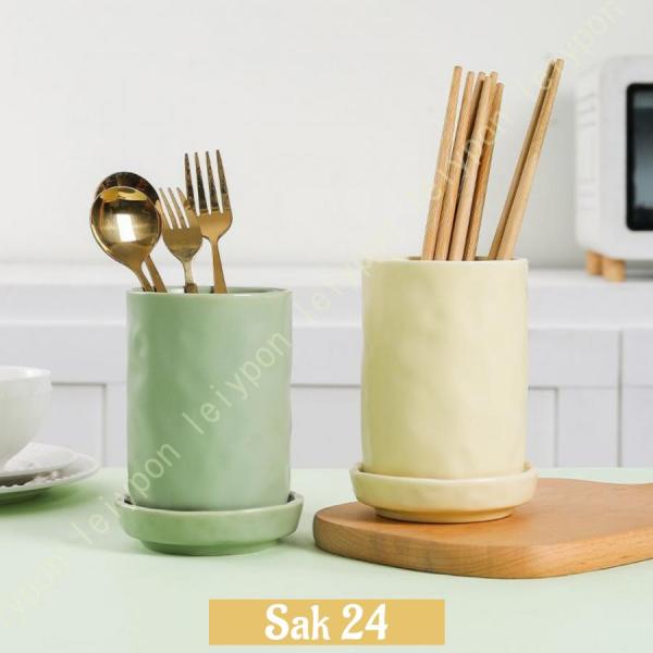 商品の説明【製品】約8.5*13cm。材質：セラミック製。注意：製品は箸立て に限り、食器は含まれていません！【シンプルなデザイン】お箸やフォークなどのカトラリーの保管にお使い頂けるキッチンツールスタンドになります。底面には細かな穴があり通...