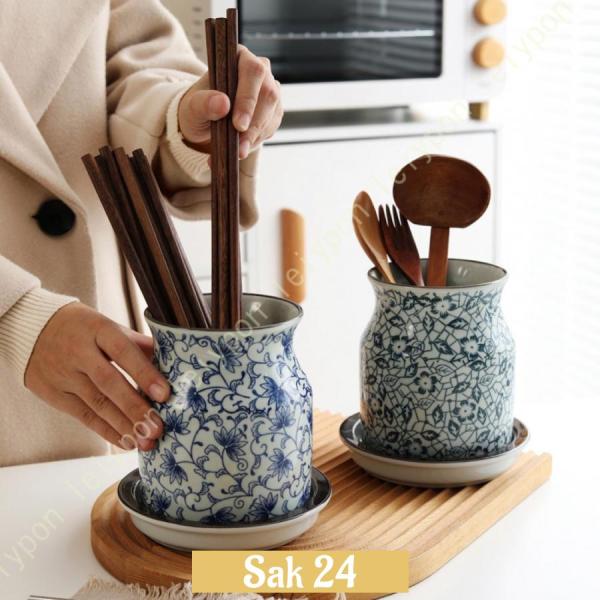 商品の説明【目を引くおしゃれなスタンド】・美しく収納できて取り出しやすいカトラリースタンド 【便利ポイントいろいろ】・収納しながら水切りも乾燥もできるすぐれもの・水切り設計、食器キッチンツールをスッキリ清潔に収納、洗った後の風通しも便利でき...