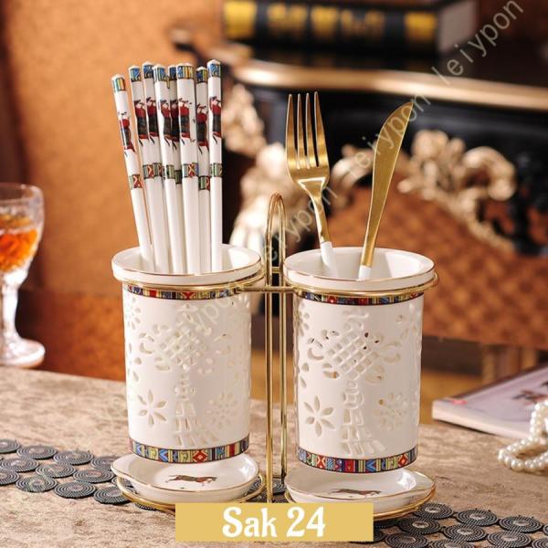 商品の説明オシャレな箸立て【製品】約19.5*9*20cm。材質：セラミック素材。具体的な製品とサイズは画像の説明を見てください。注意：製品は箸置きに限り、他の撮影品は含まれていません！ 【便利で実用的】どこに何があるのかが一目でわかるので...