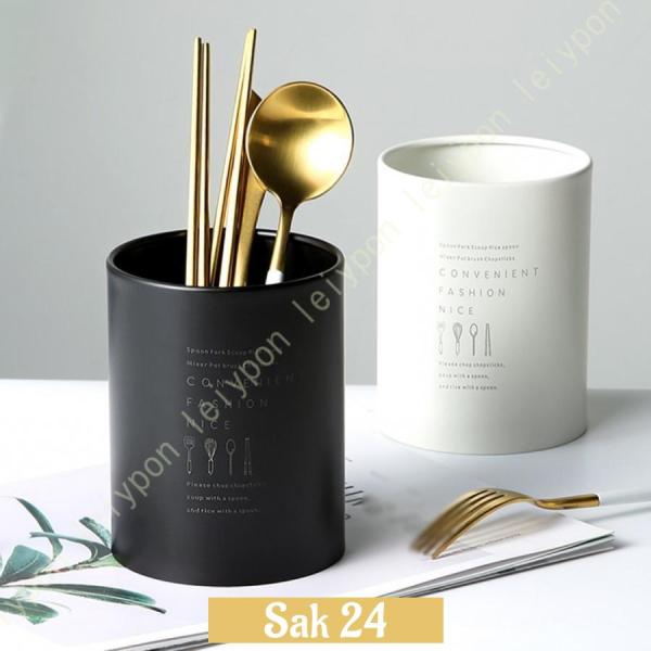商品の説明オシャレな箸立て【製品】A=約10*13cm。材質：ステンレス素材。具体的な製品とサイズは画像の説明を見てください。注意：製品は箸置きに限り、他の撮影品は含まれていません！ 【便利で実用的】どこに何があるのかが一目でわかるので、毎...