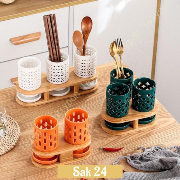 商品の説明【目を引くおしゃれなスタンド】・美しく収納できて取り出しやすいカトラリースタンド 【便利ポイントいろいろ】・収納しながら水切りも乾燥もできるすぐれもの・水切り設計、食器キッチンツールをスッキリ清潔に収納、洗った後の風通しも便利でき...