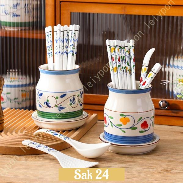 【商品仕様】商品名：箸立て製品：A=約14*14.5cm（セラミック製）。具体的な製品とサイズは画像の説明を見てください。注意：製品は箸置きに限り、他の撮影品は含まれていません。 箸置きは、さまざまな箸、フォーク、スプーンなどの食器を収納で...