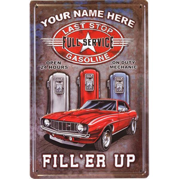 ヴィンテージ感あふれる「ガソリンスタンド」デザインのブリキ看板です。クラシックカーとアメリカンガレージの雰囲気を見事に再現したデザインは、車好きやカーマニア必見のアイテム！レッドマッスルカーの迫力とレトロなサインプレートが、お部屋やガレージ...