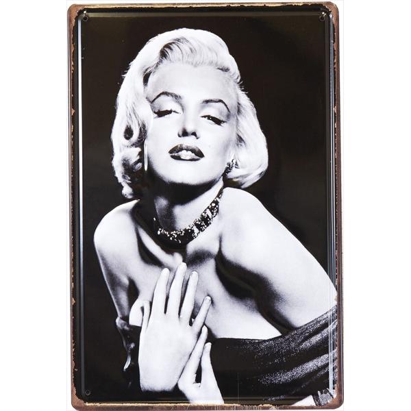 上質なヴィンテージ感あふれる「ブリキ看板」。クラシックなモノクロデザインが特徴で、世界的に有名な女優の魅力を引き立てています。サイズは20×30cmとコンパクトながら、存在感は抜群！この看板は、壁に飾るだけでお部屋やガレージを一瞬で格上げす...