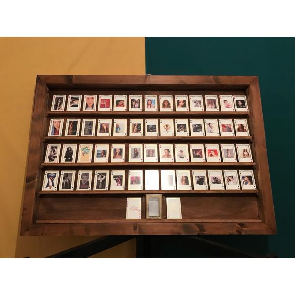 ◎A1サイズが入る大きな額縁です。◎取外し可能な受け板にカードやトランプ、CD等のコレクションを飾ることが出来ます。◎アクリル板を1枚お付けしますので、大切なコレクションをホコリを気にせずカッコよく飾ることが出来ます。【寸法】横幅96cm、...