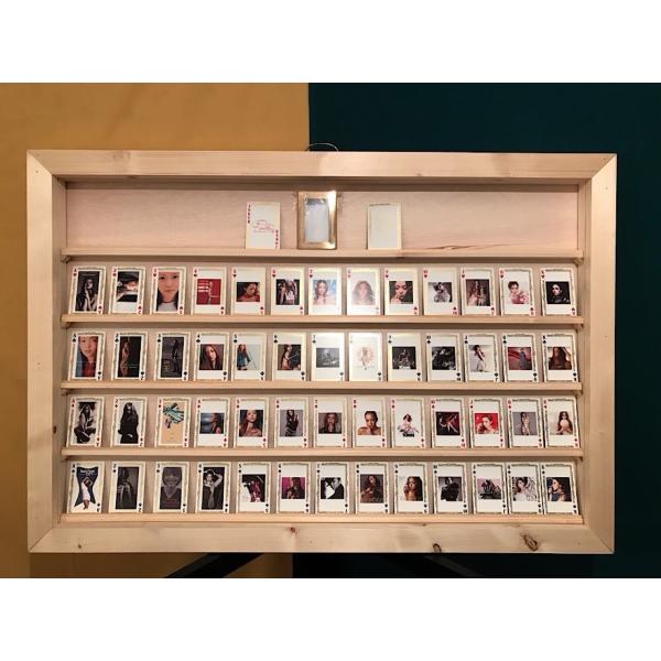 ◎A1サイズが入る大きな額縁です。◎取外し可能な受け板にカードやトランプ、CD等のコレクションを飾ることが出来ます。◎アクリル板を1枚お付けしますので、大切なコレクションをホコリを気にせずカッコよく飾ることが出来ます。【寸法】横幅96cm、...