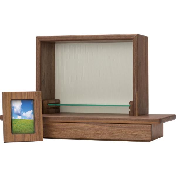 【発売日：2021年02月15日】天然木を潤沢に使用した生活空間に馴染む仕上がりの祈りのステージです。フォトフレームはマグネットでの取り外しなので、写真立てとして持ち運ぶことが出来ます。【サイズ】高さ36cm×幅58cm×奥行き25cm【商...