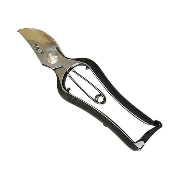 「鍛造製法」で鍛えられた「鋼」は剃のような鋭さで枝葉を切り込みます。製品の地肌色付けにも拘り「焼き付け」にて着色された本製品は薬品を一切使用しておりません。ハンドルに若干の色斑がございますが二つとない手造りの一品です。【用途】■一般的な庭木...