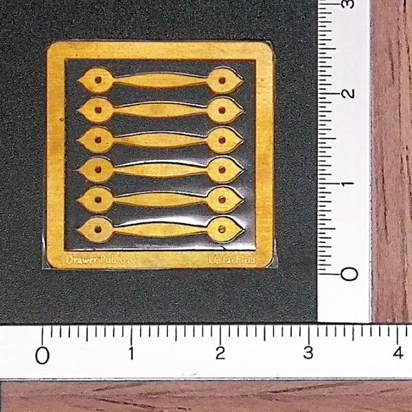 Up Far Field　未塗装キット　1/12エッチングキットキット全体のサイズ：W25.5xH25.5mm材質：真鍮透明シートからの外し方1.　メーカーロゴが入ってる表側の保護フィルムをゆっくりはがします。2.　パーツ全体が入る小皿を用...