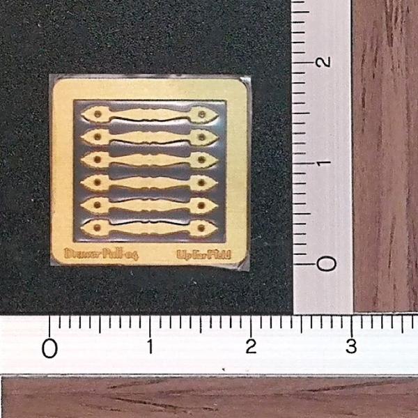 Up Far Field　未塗装キット　1/12エッチングキットキット全体のサイズ：W19.5xH18.5mm材質：真鍮透明シートからの外し方1.　メーカーロゴが入ってる表側の保護フィルムをゆっくりはがします。2.　パーツ全体が入る小皿を用...