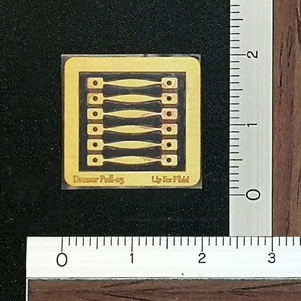 Up Far Field　未塗装キット　1/12エッチングキットキット全体のサイズ：W19.5xH18.5mm材質：真鍮透明シートからの外し方1.　メーカーロゴが入ってる表側の保護フィルムをゆっくりはがします。2.　パーツ全体が入る小皿を用...