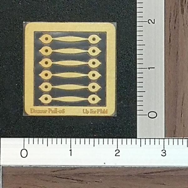 Up Far Field　未塗装キット　1/12エッチングキットキット全体のサイズ：W19.5xH20mm材質：真鍮透明シートからの外し方1.　メーカーロゴが入ってる表側の保護フィルムをゆっくりはがします。2.　パーツ全体が入る小皿を用意し...