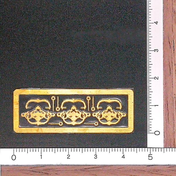 Up Far Field　未塗装キット　1/12エッチングキットキット全体のサイズ：W44xH16mm材質：真鍮透明シートからの外し方1.　メーカーロゴが入ってる表側の保護フィルムをゆっくりはがします。2.　パーツ全体が入る小皿を用意し、シ...