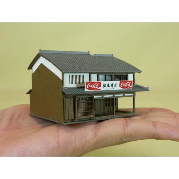 さんけい社製　ペーパー（紙製）キット　N（1/150）サイズみにちゅあーとプチ　なつかしのジオラマシリーズセット内容：商店Bキット（くつぬぎ石・とび石・板塀付き）、組み立て説明書完成時サイズ：W64×D74×H46mm対象年齢：12才以上組...