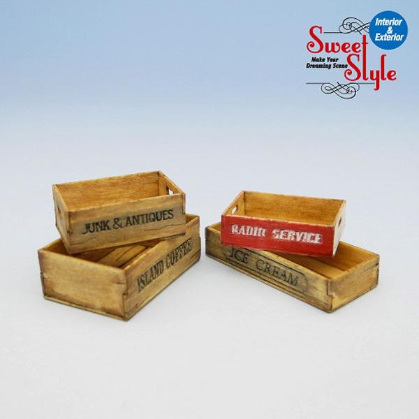 COBAANII mokei 工房製　未塗装キット　1/241/24 Small Diorama Series　スモールジオラマシリーズWooden Box SetD　木箱4ヶ入アンティーク風の文字が彫刻されたお洒落な木箱です。寸法：JUN...
