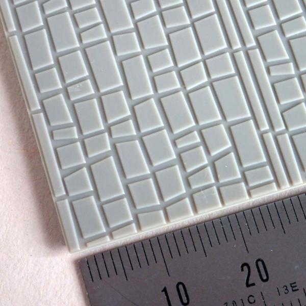 さかつう（旧こばる）　素材　N(1/150)人形の身長が約1cmサイズプラノイタ・石畳品番：3755（旧品番MB-11）材質：PSサイズ：84mm x 120mm　板厚 ： 約0.5〜0.8mm程度（模様により異なります）入り数：3枚※こば...