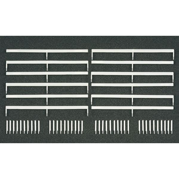 Preiser（プライザー）社製　未塗装キット　HO（1/87）人形の身長が約2cmサイズガードレールとデリネーターSide markers and crash barriers品番：　18202内容物：　ガードレール12個、デリネーター4...