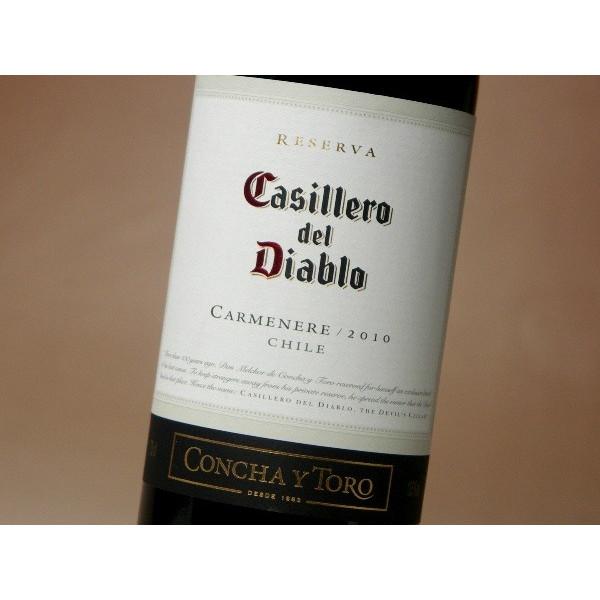 世界でも非常に珍しい、カルメネールによるワイン。タンニンが優しく甘く、プラムやチョコレートを思わせるアロマが広がります。わずかなスパイスのニュアンスが神秘的。カッシェロ・デル・ディアブロ（悪魔の蔵）の集大成言える堂々としたカルメネールです。...