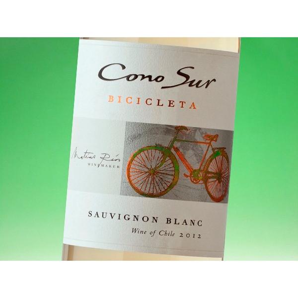 柑橘系の爽やかな香りやスグリ、アプリコット、リンゴのキャンディの香りがあり、微かなハーブや緑の芝の香りが印象的。品種の個性がはっきりと現れた爽快でクリアーなタイプ。骨格がしっかりとしていて和食との相性が良い。●生産地：チリ●葡萄品種：ソーヴ...