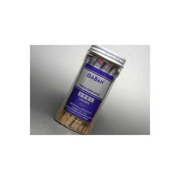 クスノキ科の常緑樹の樹皮で管にまるめたもの。爽快な香りと少しの甘味がある。シナモン（主にセイロン産）よりカッシャ（主に中国方面）の方が香味は濃いが渋味がある。イタリアのコーヒー「カプチーノ」「シナモンティー」に使うシール付のもの。【英】Ci...