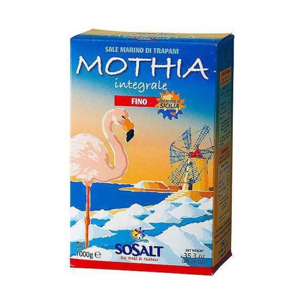 "モティア"はトラパニとマルサラの間に浮かぶ小さな島の名前で、パッケージにあるフラミンゴが飛んでくることでも知られる美しい場所です。インテグラーレ（無精製）のまま、天日で干し上げただけの天然海塩です。フィーノは細粒タイプ。
