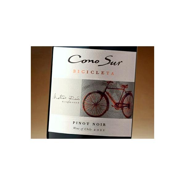 鮮烈なチェリー、プラム、イチゴの香りに、なめし皮やタバコのニュアンスが複雑性を与える。中庸な酸味とタンニンのバランスが良く、複雑で豊かな味わいのワイン。僅かにスパイシーな後味が楽しめる。●生産地：チリピノ・ノワール100●こちらの商品は通常...