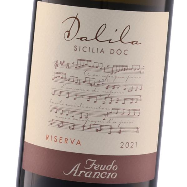 　シチリア島に伝わる愛を歌った楽譜があしらわれています。国際品種とシチリアの地葡萄の素晴らしい出会いを、シチリア版ロミオとジュリエット、カントドーロ（男性）とダリラ（女性）のラブストーリーに重ねています。楽譜はそのラブストーリーをうたったも...