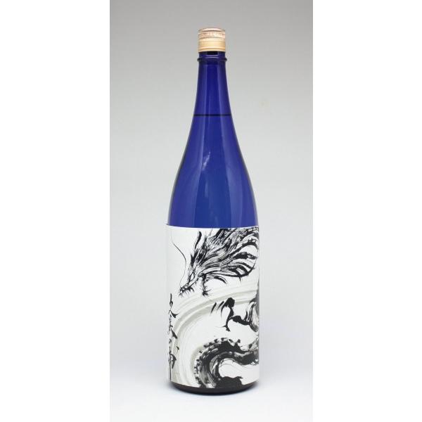 現代書道アーティスト劔朧(KENRO)が龍神伝説のイメージをこの酒に豪快に描き下ろし、龍神の鼓動を感じる酒が今ここに誕生。兵庫産山田錦５５％白米使用。