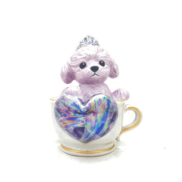 つぶらな瞳に恋をするボトルは日本製の陶器ボトル。完全手作業でピンクパールに色付けされたかわいらしいティーカッププードル。気になる中身は芳醇な香りと美しい色合いのブランデー。大切な人との素敵な時間を演出します。