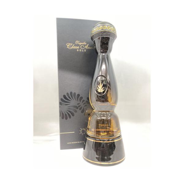 テキーラ・クラセアスール・プラタをベースに　フレンチオークで熟成した「レポサド」と、アメリカン・ウィスキーカスクで　８年熟成させた後、シェリーカスクでフィニッシュした特別な「エクストラアニェホ」をブレンドすることで、飲みやすさと芳醇で複雑な...