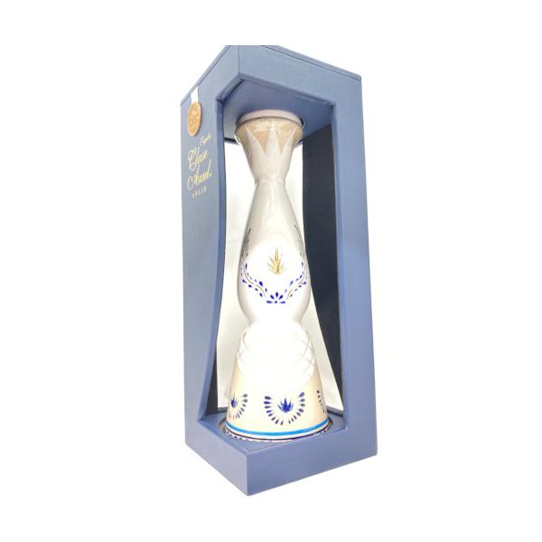 伝統的製法で造られたテキーラをアメリカンウィスキーカスクで２５ヶ月寝かせて生み出されるダークアンバー色と奥深い香り。スパイシーでウッディな香りとほんのり甘くまろやかな味わいをお楽しみいただけます。