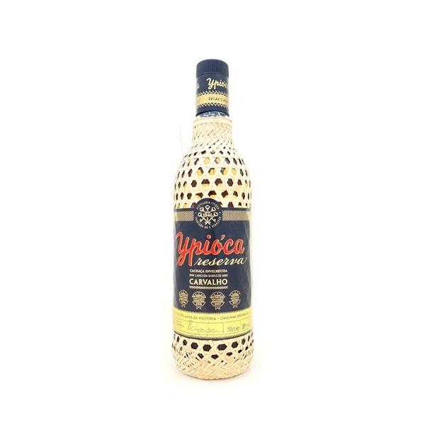 「イピオカ」はブラジルNo.1の販売量を誇るプレミアム・カシャーサです。ボトルカバーはブラジルロウヤシを使った手作業。オウロは、バルサムウッドの樽で2年間熟成したまろやかな味わいです。