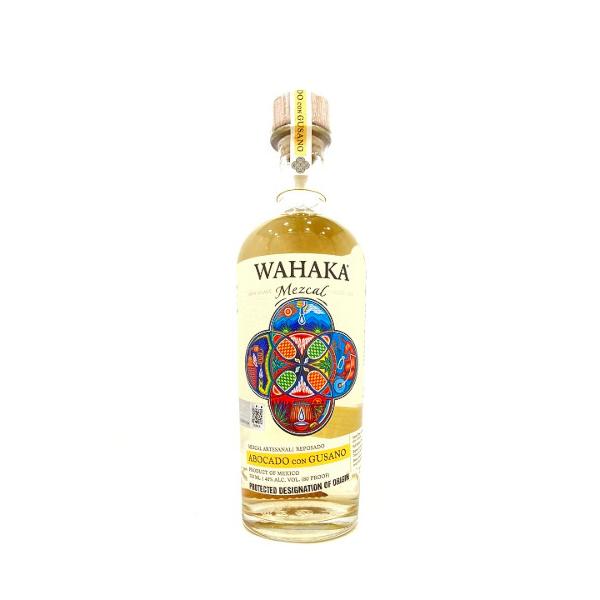 ボトルラベルは、オアハカの伝統的なアートでそれぞれのメスカルの特徴や出来上がるまでのストーリーを表現しています。オアハカの文化をイメージした鮮やかなラベルは、アースカラーの多い商品棚やバックバーに彩を添えてくれます。