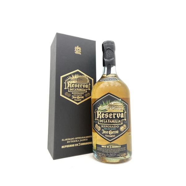 プラティーノが未熟成であるのに対し、レゼルバ・デ・ラ・ファミリアのレポサドは、入念な熟成を経て複雑な味わいを生み出しています。フレンチオークとアメリカンオークの樽で熟成させた後、マスターディスティラーのアレックス・コロナドが巧みにブレンドし...