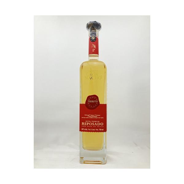 良質なアガベが栽培できる傾向のあるロスアルトス地方にある自社農園のブルーアガベを使う事で高いクオリティを、そして安定した味わいにするために何個かのタンクのテキーラをブレンド。レポサドはアメリカンオーク樽で10か月熟成。しっかりとした金色と木...